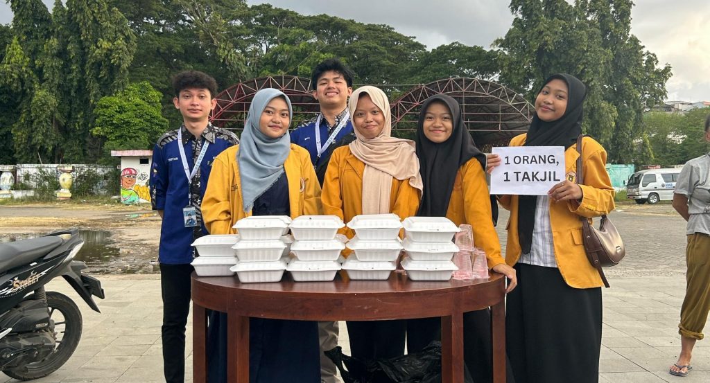 BEM SCU dan PD IPM Kota Semarang Bagi Takjil untuk Masyarakat Kota ...